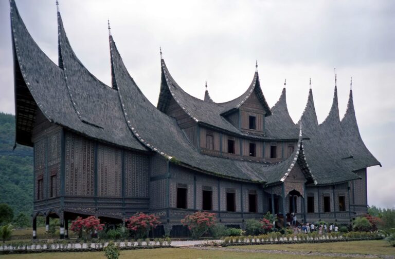 Rumah Gadang Memahami Kebudayaan Arsitektur Minangkabau